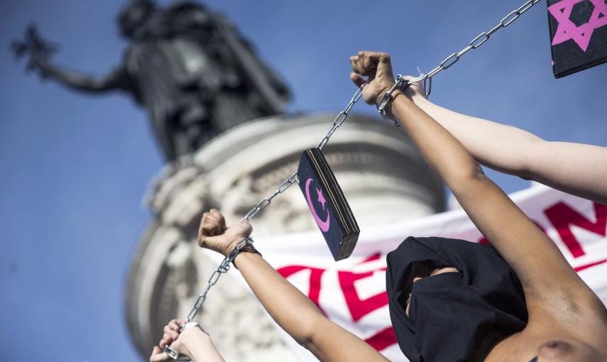 Las Femen protestan en París por la mujer | Público