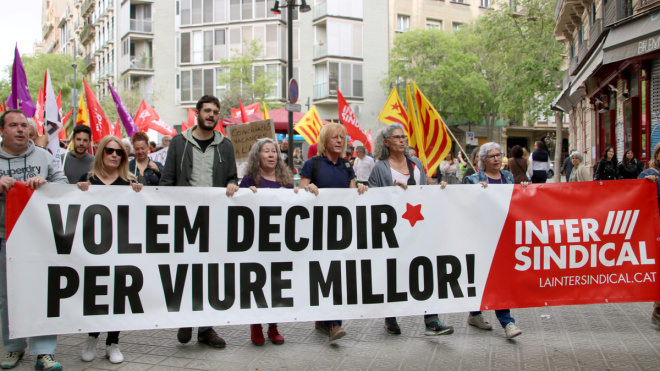 La CGT es manifesta amb el lema 'Lluitem per tenir futur' i la ...