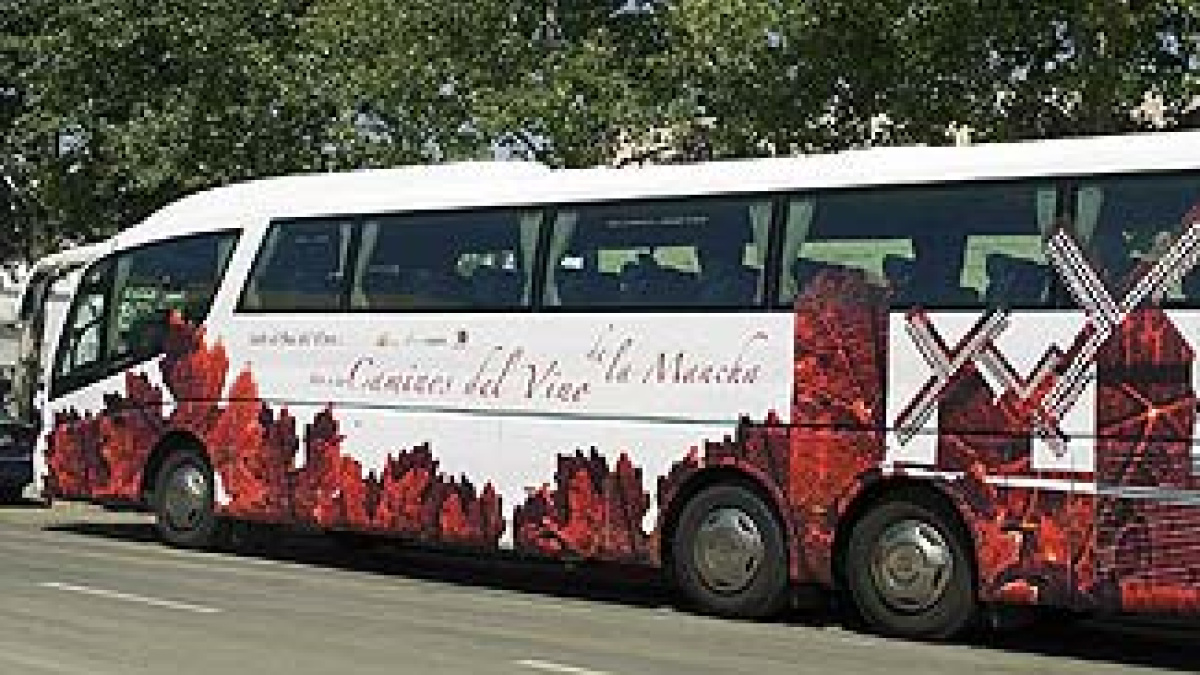 Un viaje en autobús al corazón de la tierra del Quijote | Público