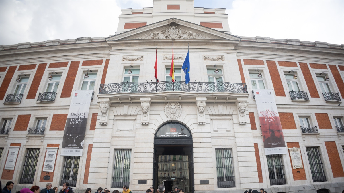 Negar la memoria democrática, el enésimo desafío de Ayuso al Gobierno ...