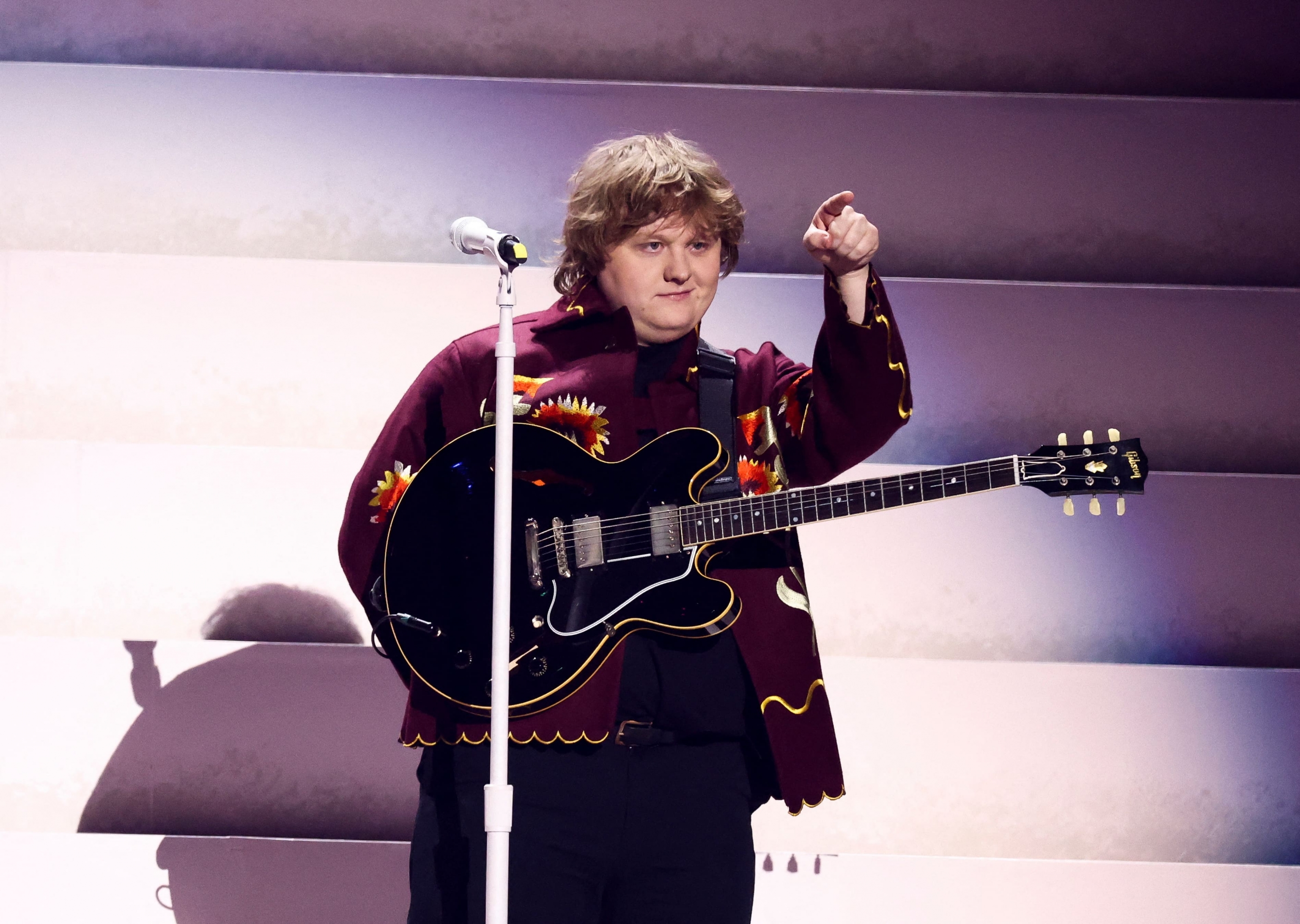 Lewis Capaldi tiene un episodio de Tourette en pleno concierto y el ...