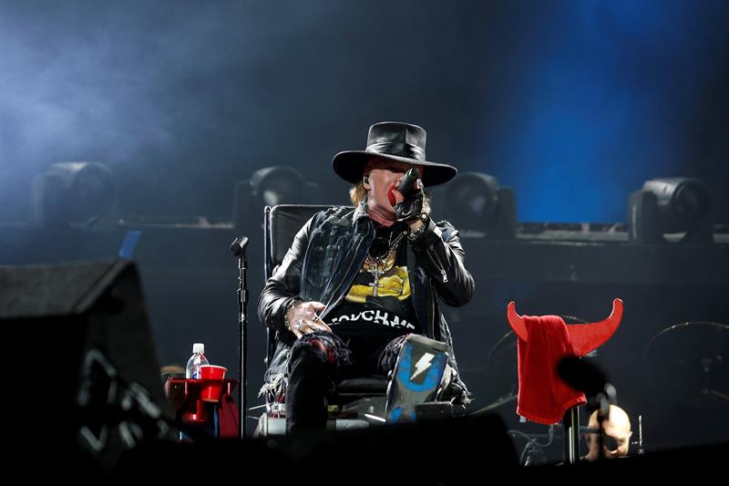La prensa lusa elogia con unanimidad el debut de Axl Rose con AC/DC ...