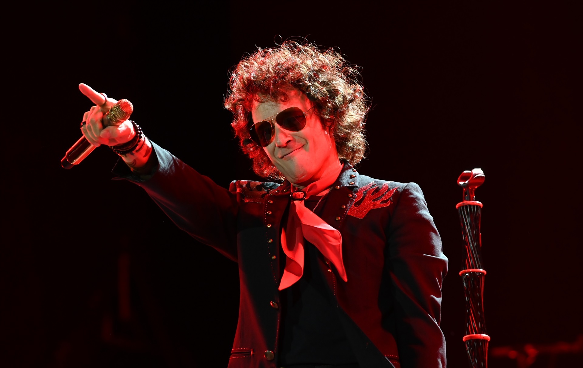 Bunbury para una actuación para regañar a un fan del público: "Todo el ...