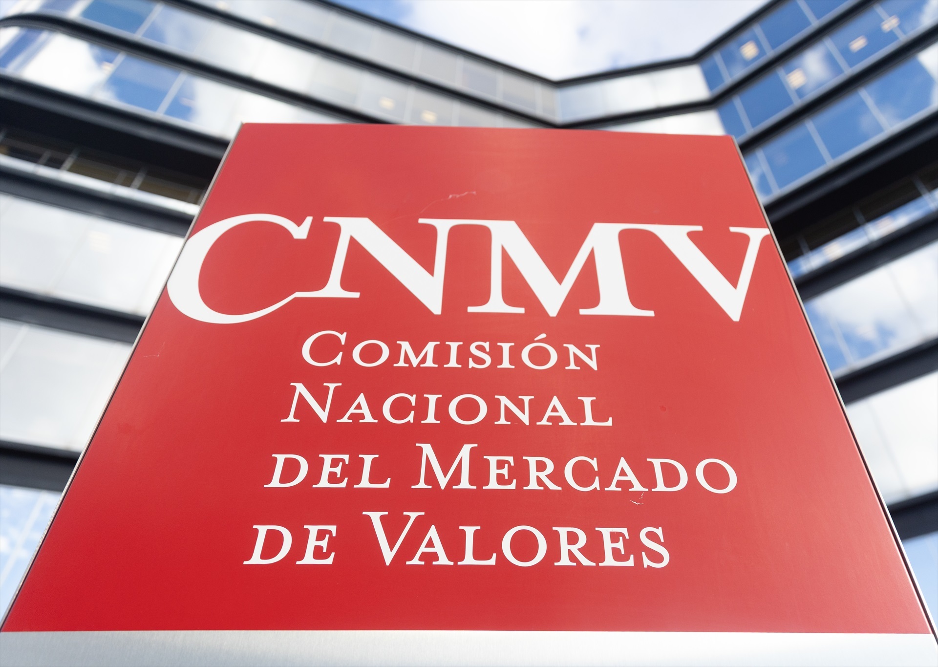 La CNMV marca los límites a los 'influencers' financieros y les exige ...