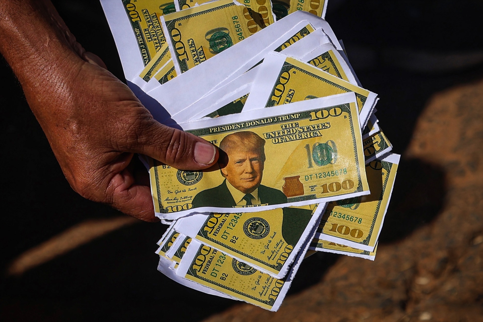 Trump juega con un dólar débil: no le importa que su moneda pierda el ...