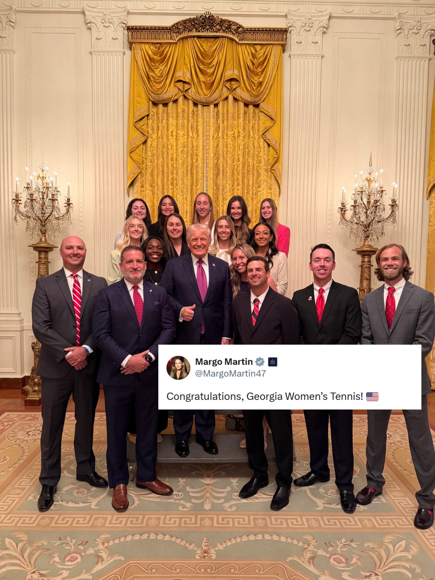 Trump celebra la victoria de unas tenistas colocándolas detrás de él y ...