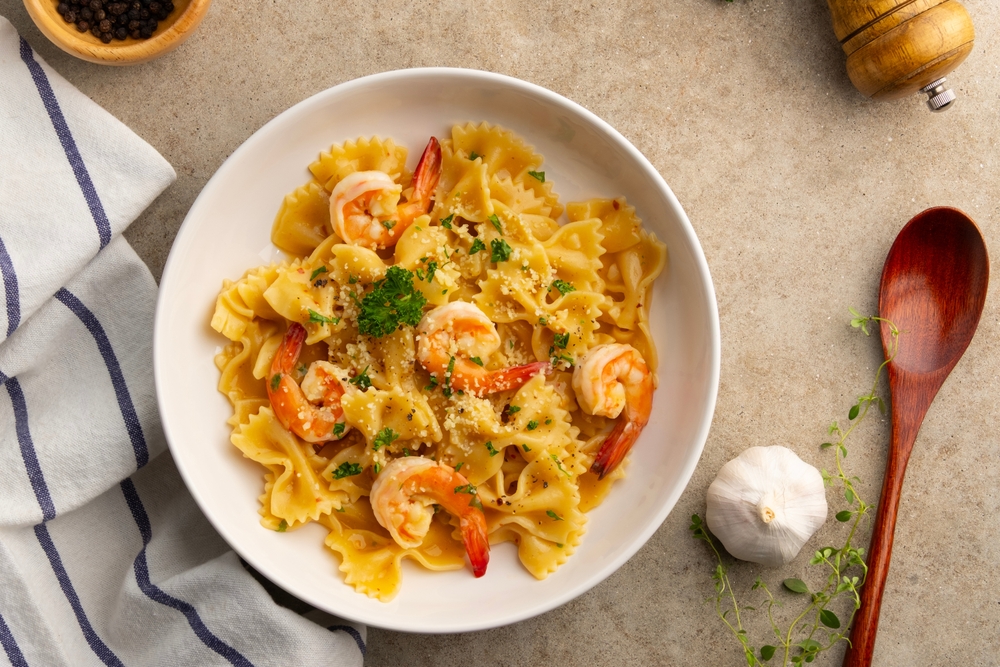 Receta de pasta pajarita con carbonara de gambas | Público